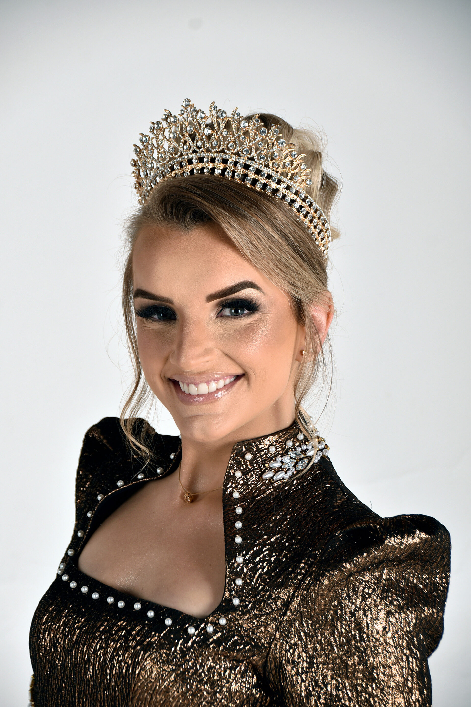 Camila Schaefer se despede da coroa de rainha da Oktoberfest neste ...